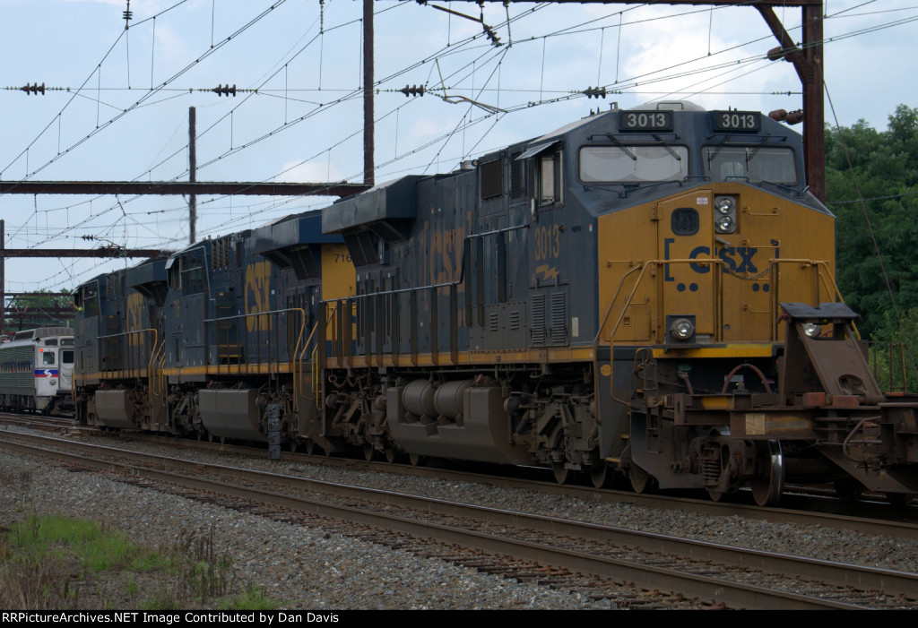CSX ES44AH 3013 trails on Q032-07